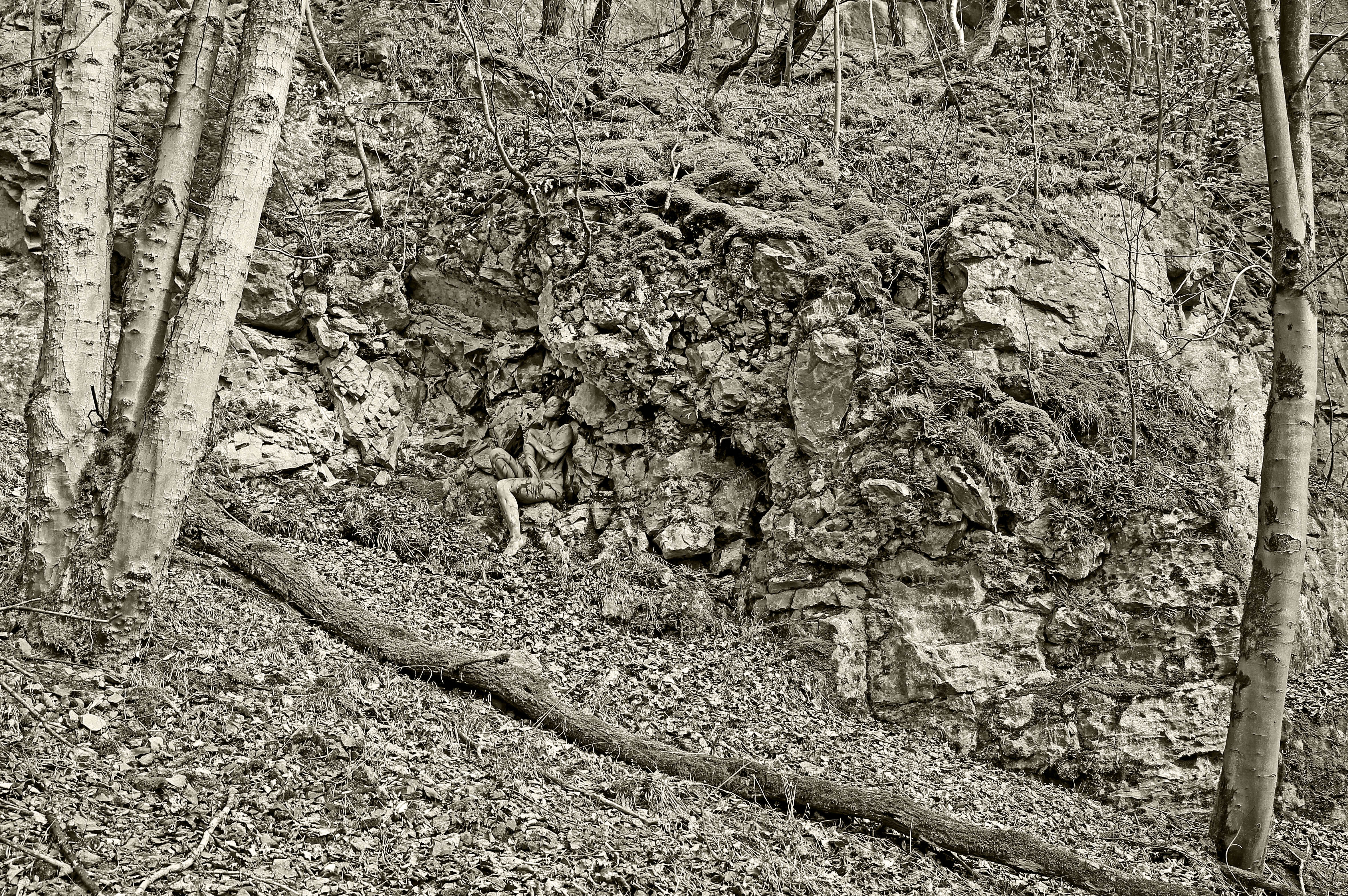 Invisible Woman: Body Paint Artist Blends Models Into Boulders - WebEcoist