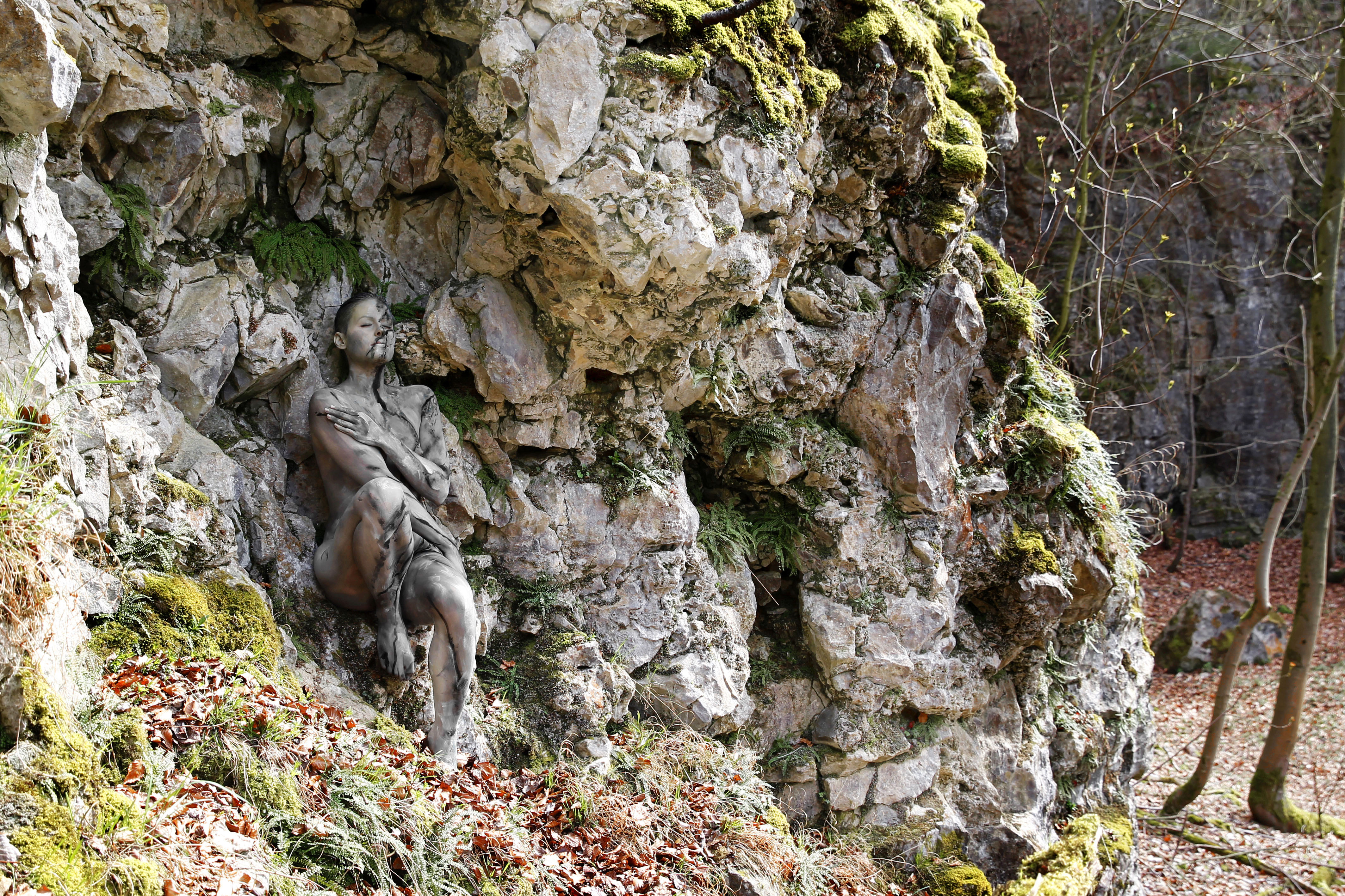 Invisible Woman: Body Paint Artist Blends Models Into Boulders - WebEcoist