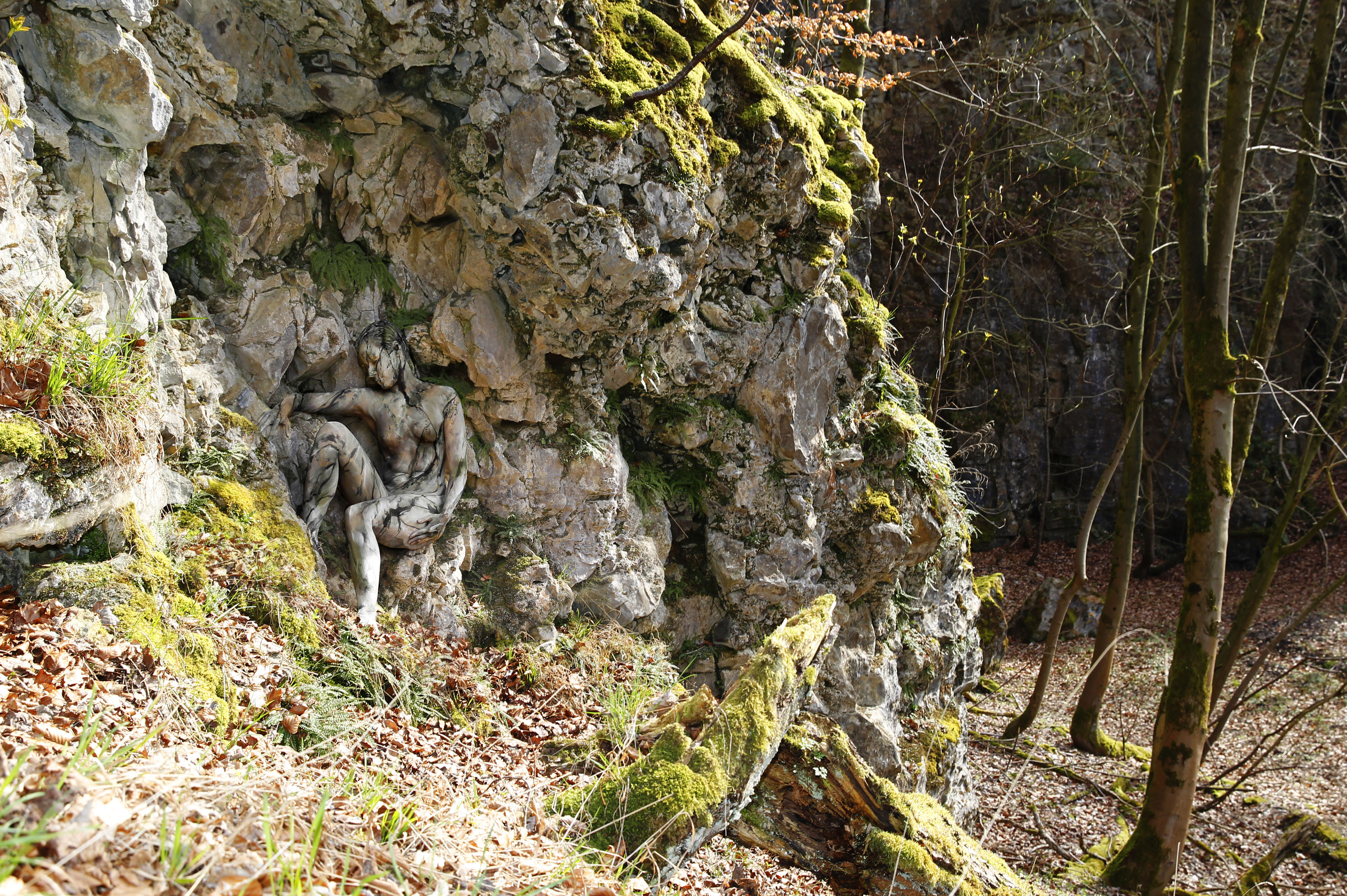 Invisible Woman: Body Paint Artist Blends Models Into Boulders - WebEcoist