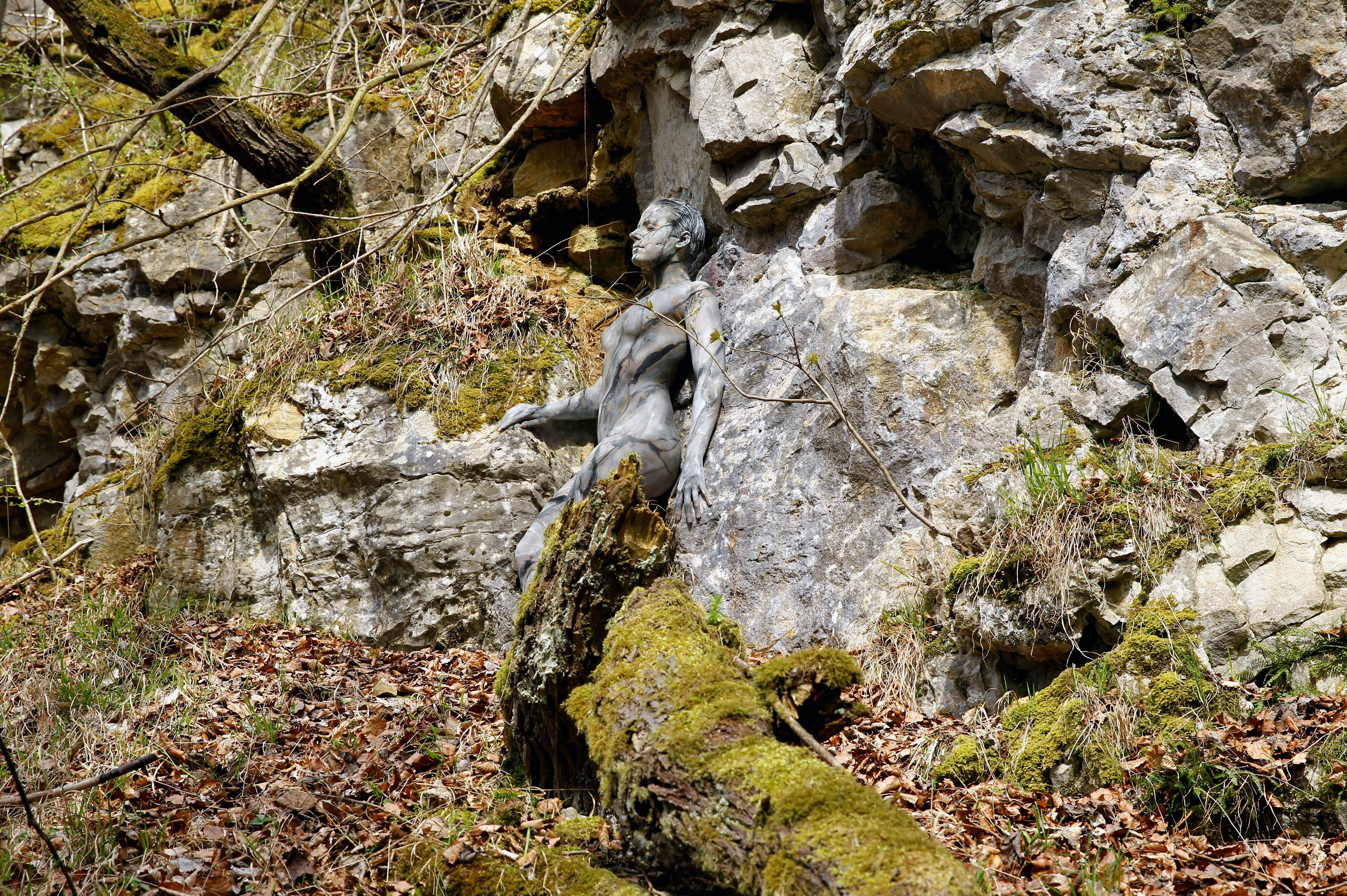 Invisible Woman: Body Paint Artist Blends Models Into Boulders - WebEcoist
