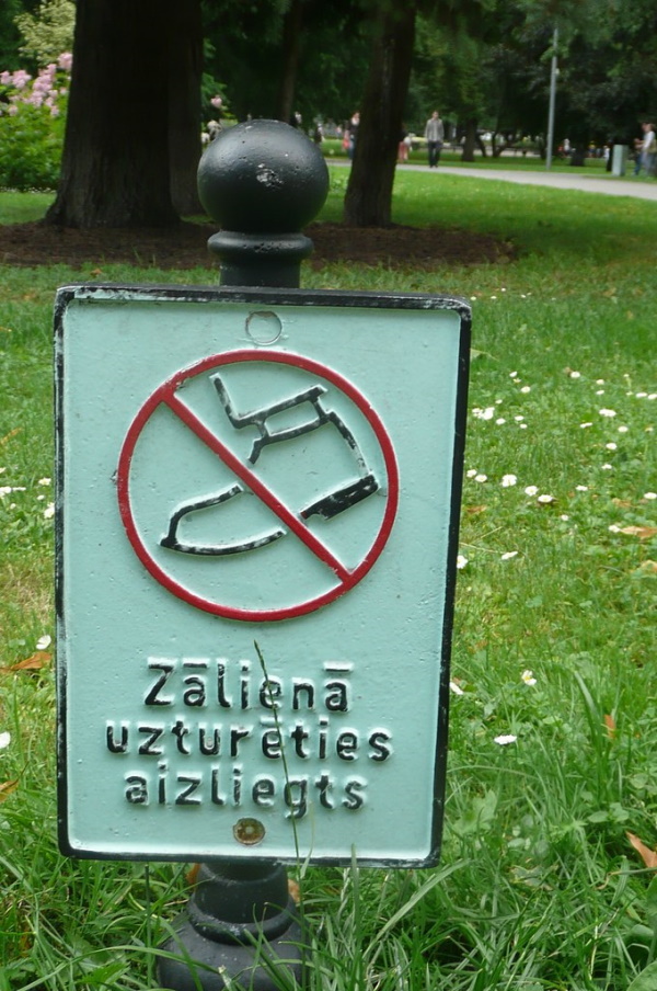 Lawn Order: 10 Seedy 'Keep Off The Grass' Signs - WebEcoist